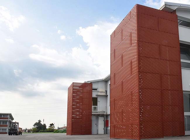 Expanded Metal Machine Guard – Safety Barrier Between Workers and Machines